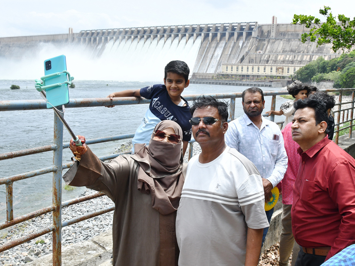 తెరుచుకున్న సాగర్‌ గేట్లు.. పర్యాటకుల సందడే సందడి (ఫొటోలు) | Many Visit Nagarjuna Sagar Dam ...